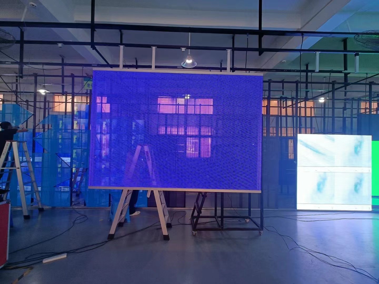 Wireless HDMI 1920MHz LED Glass Wall For Advertisement Video Showing